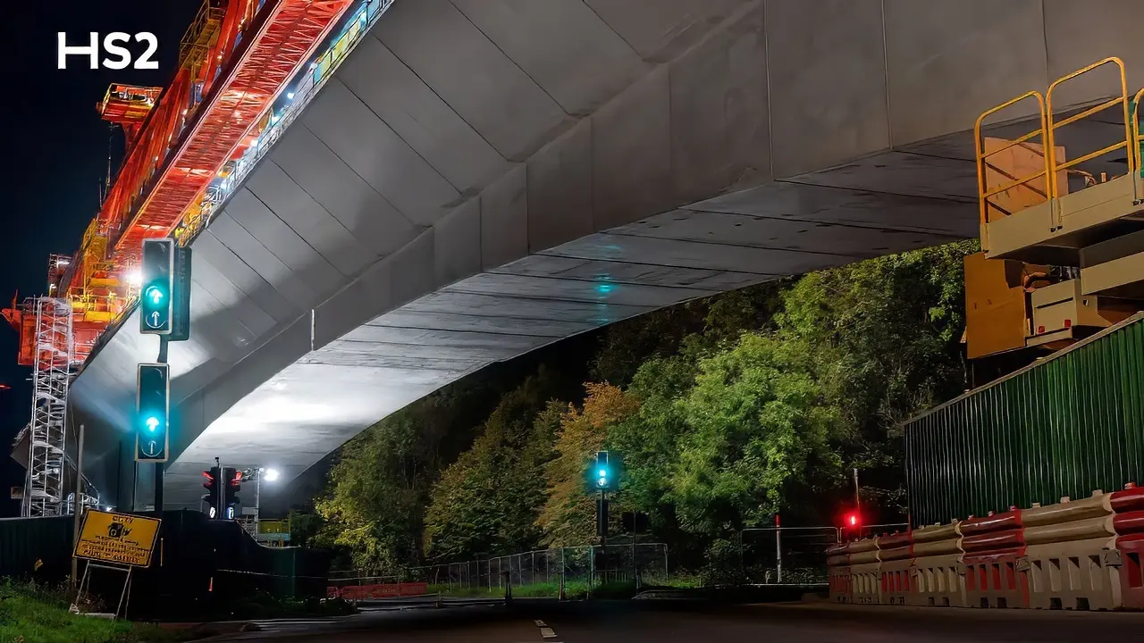 HS2 engineers build UK`s longest railway bridge over a road - RAMS ...